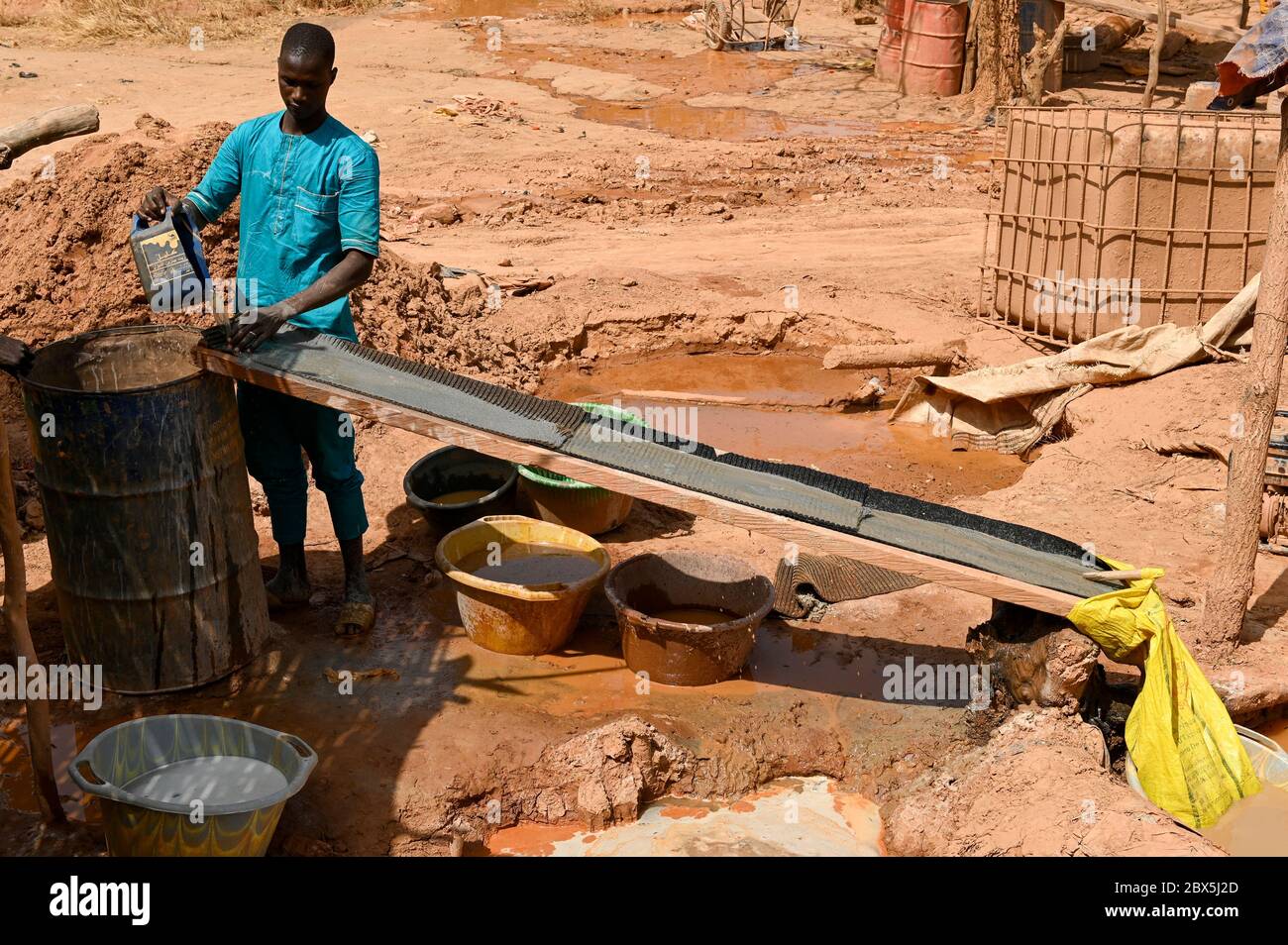 MALI, Kayes, Sadiola, artisanl gold mining, panning place / Klein ...