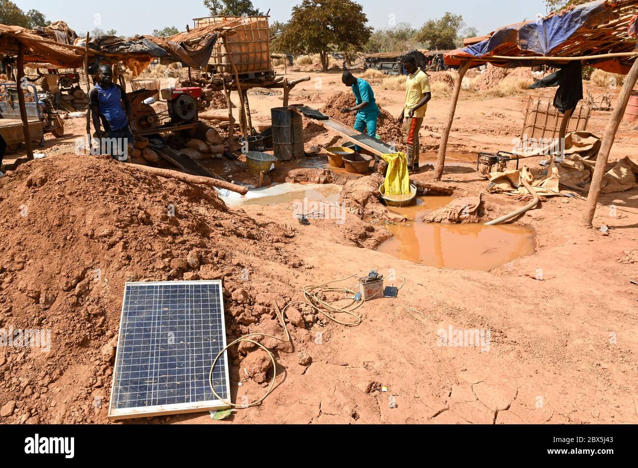 Mali artisanal gold mining hi-res stock photography and images - Alamy