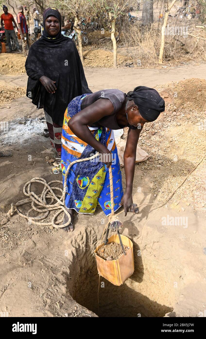 MALI, Kayes, Sadiola, artisanal gold mining at Camp SIRIMANA / Klein ...