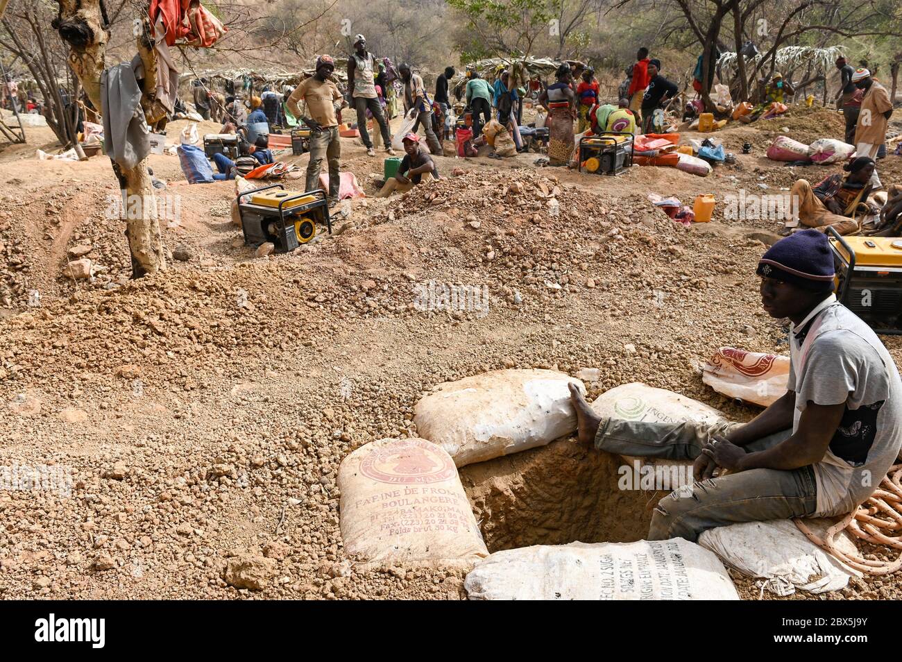 MALI, Kayes, Sadiola, artisanal gold mining at Camp SIRIMANA / Klein-Goldbergbau Stock Photo - Alamy
