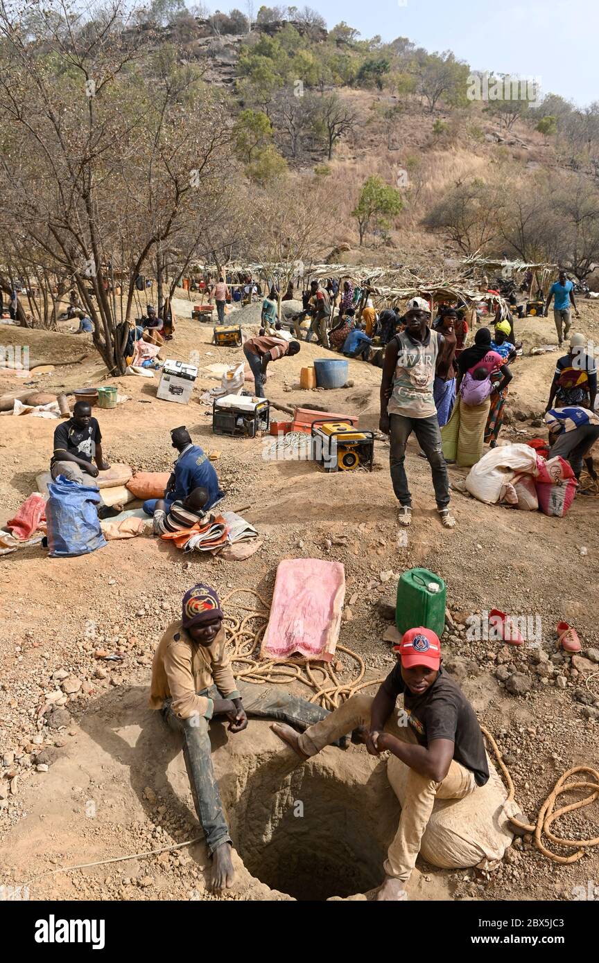 MALI, Kayes, Sadiola, artisanal gold mining at Camp SIRIMANA / Klein-Goldbergbau Stock Photo - Alamy