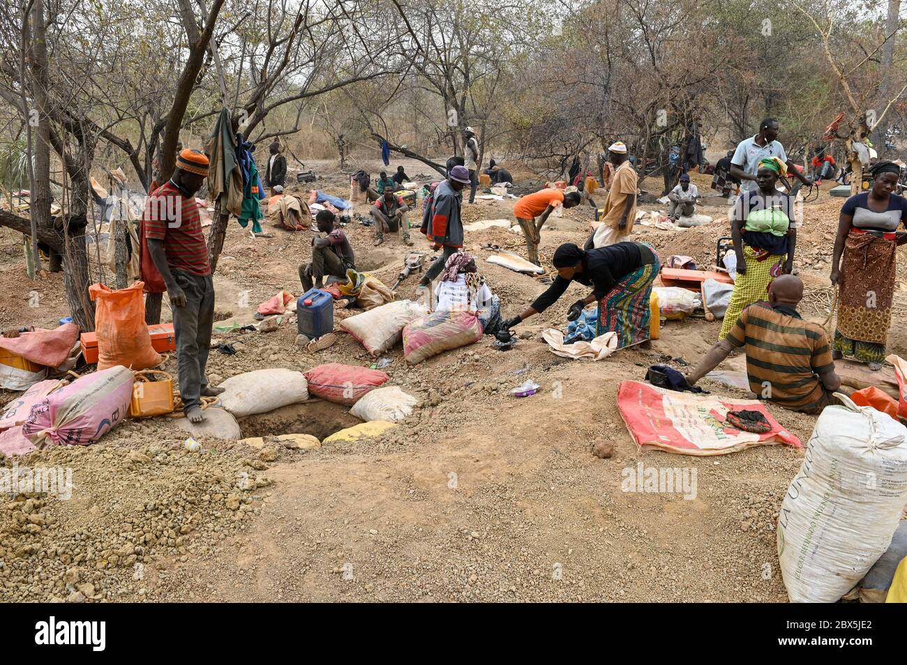 MALI, Kayes, Sadiola, artisanal gold mining at Camp SIRIMANA / Klein ...