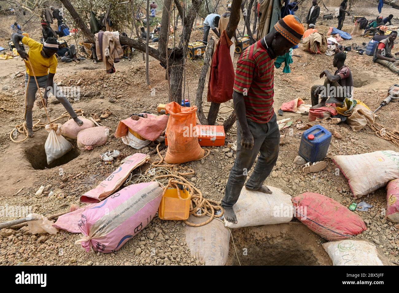 MALI, Kayes, Sadiola, artisanal gold mining at Camp SIRIMANA / Klein ...