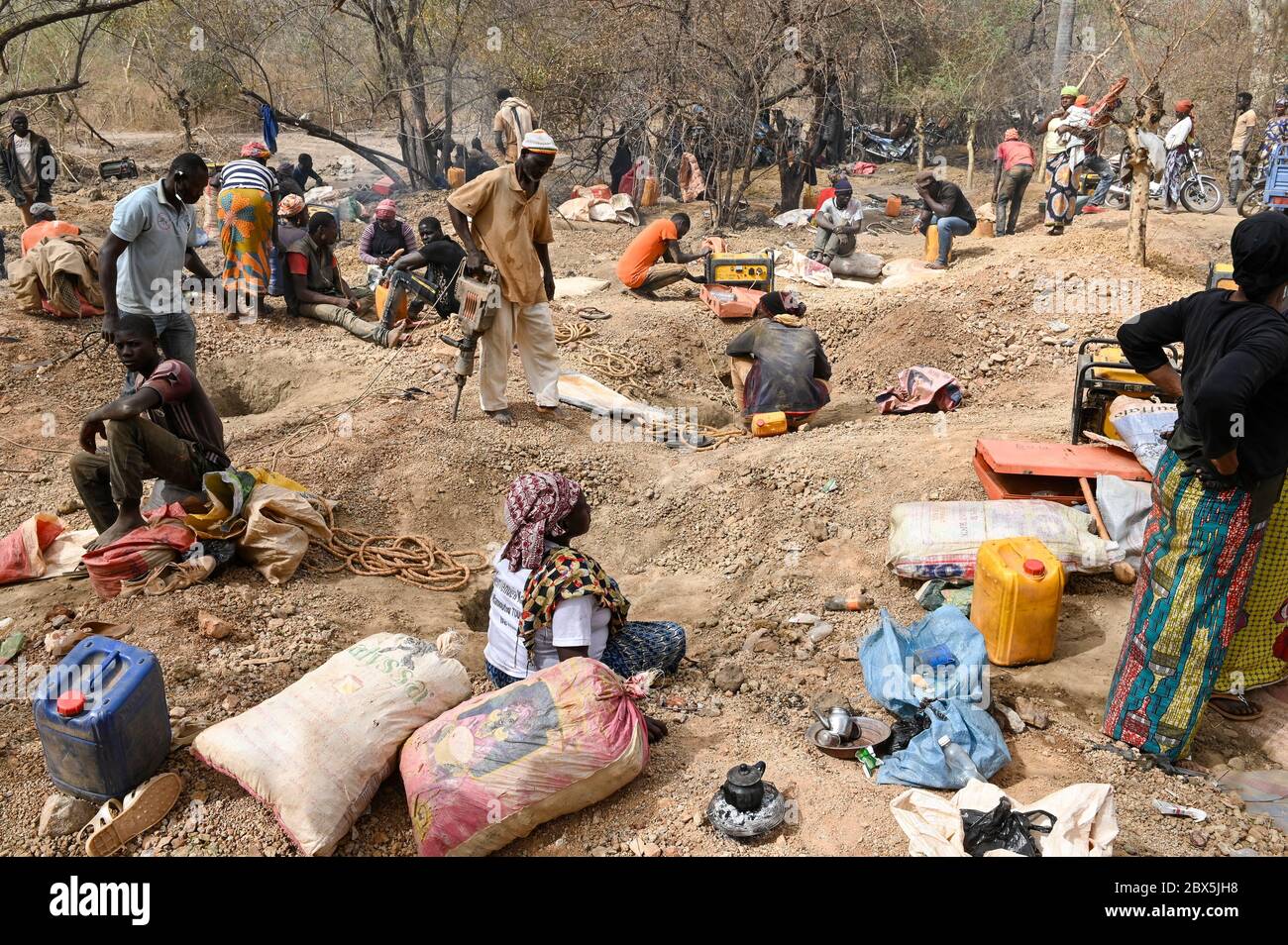 MALI, Kayes, Sadiola, artisanal gold mining at Camp SIRIMANA / Klein ...