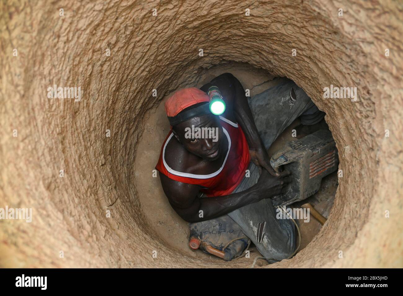 Artisanal mining mali hi-res stock photography and images - Alamy