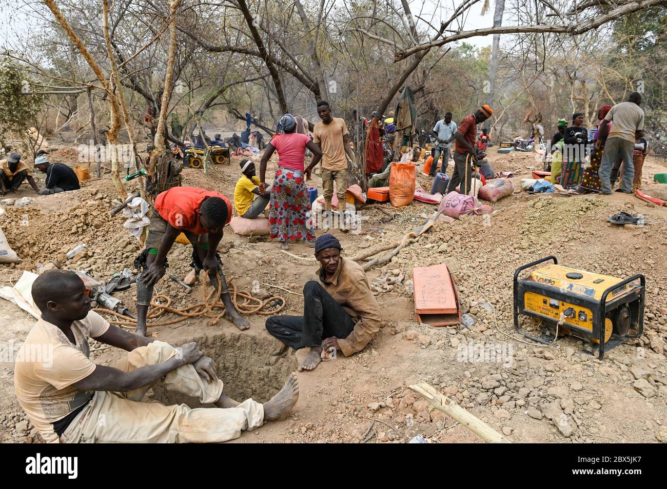 MALI, Kayes, Sadiola, artisanal gold mining at Camp SIRIMANA / Klein ...