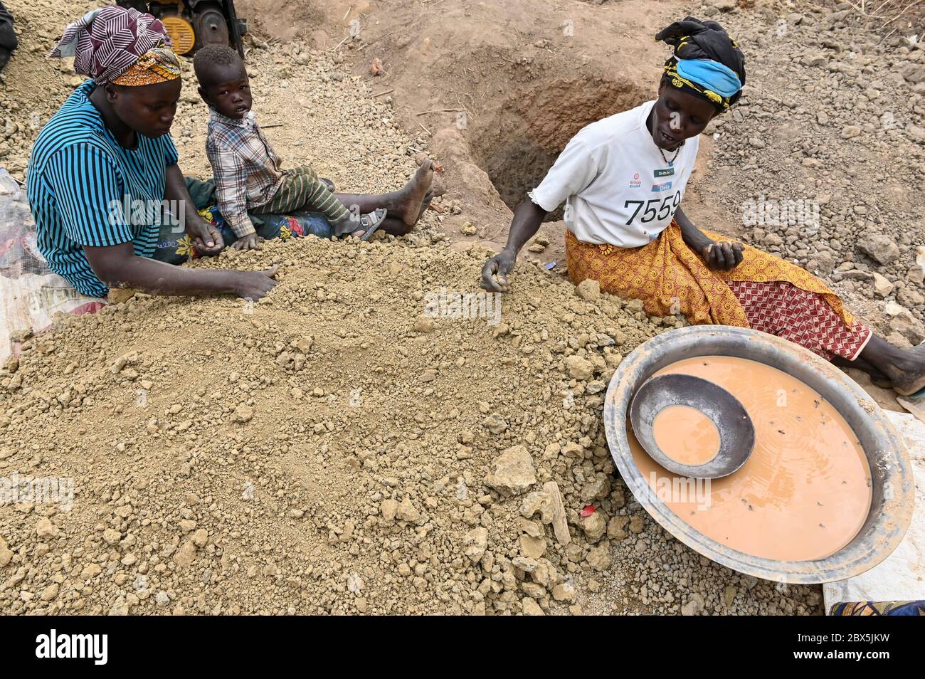 MALI, Kayes, Sadiola, artisanal gold mining at Camp SIRIMANA / Klein ...
