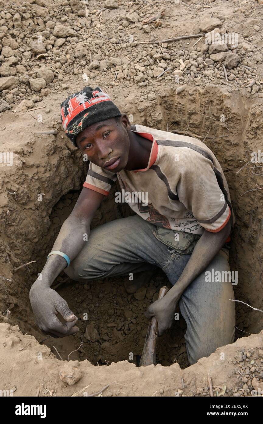 MALI, Kayes, Sadiola, artisanal gold mining at Camp SIRIMANA / Klein ...