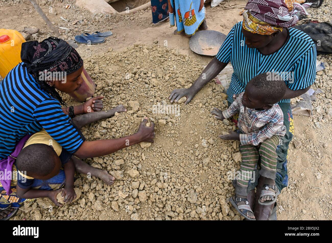 MALI, Kayes, Sadiola, artisanal gold mining at Camp SIRIMANA / Klein-Goldbergbau Stock Photo - Alamy