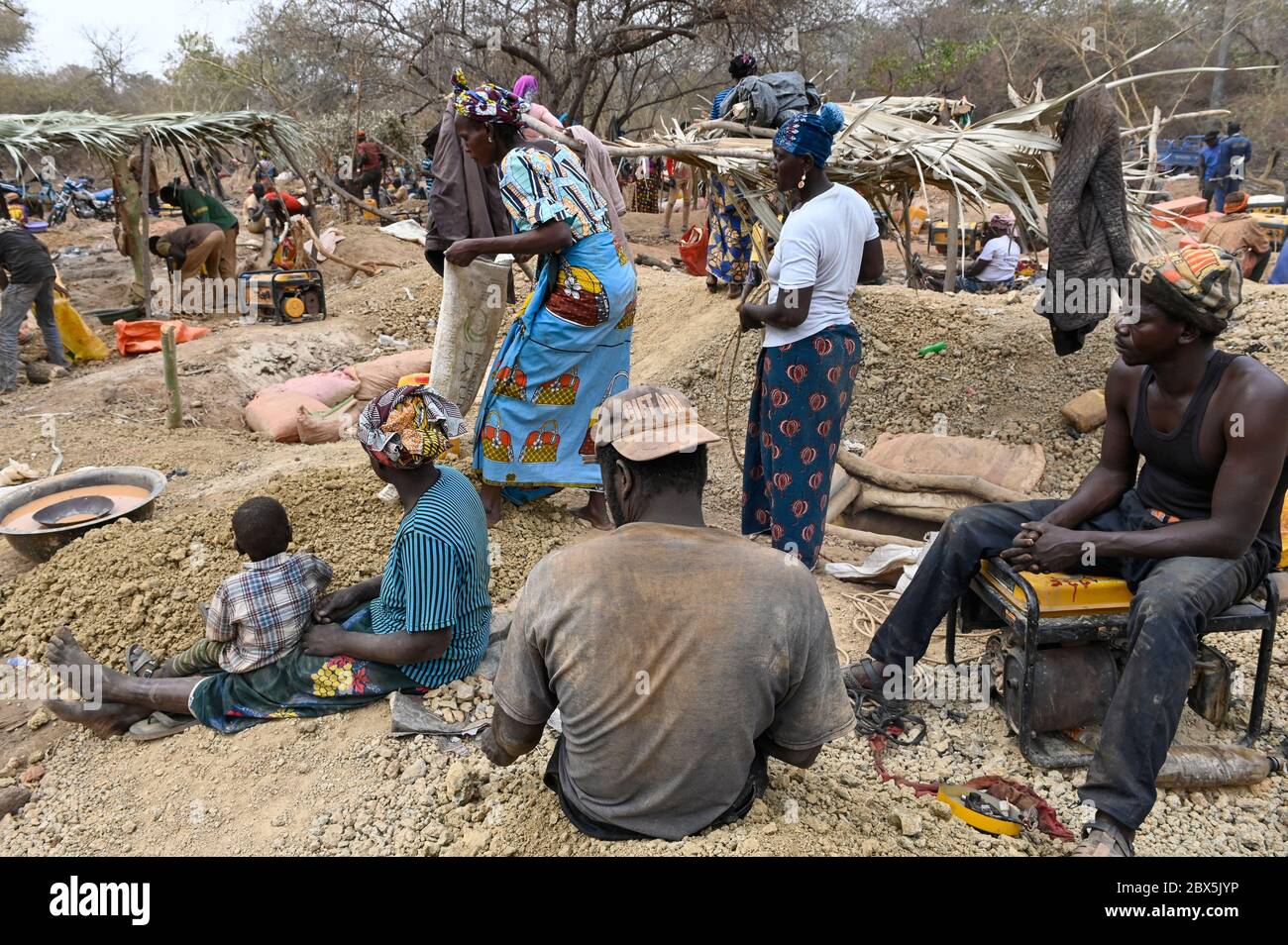 MALI, Kayes, Sadiola, artisanal gold mining at Camp SIRIMANA / Klein-Goldbergbau Stock Photo - Alamy