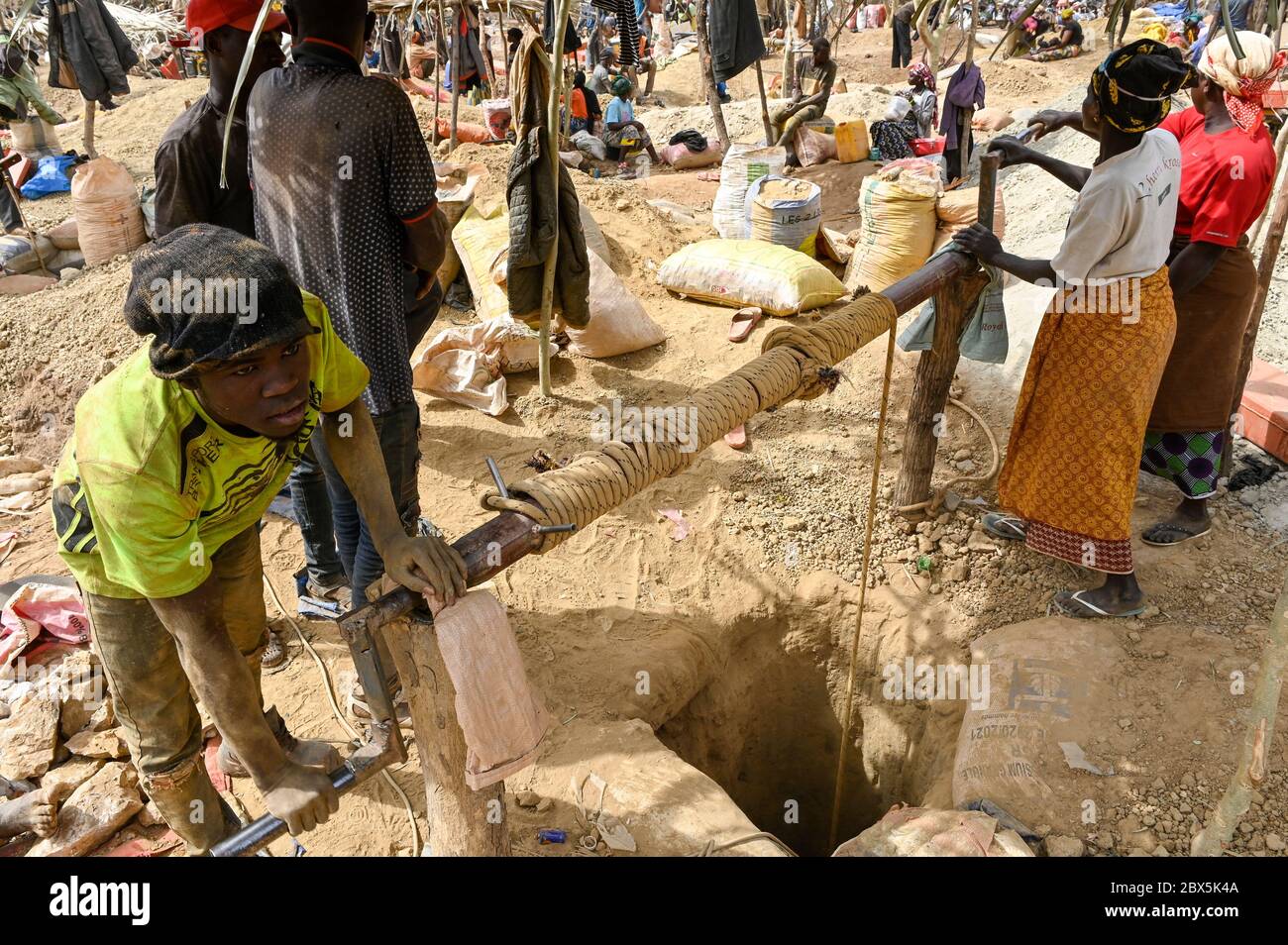 MALI, Kayes, Sadiola, artisanal gold mining at Camp SIRIMANA, winch to lift up the soil / Klein ...