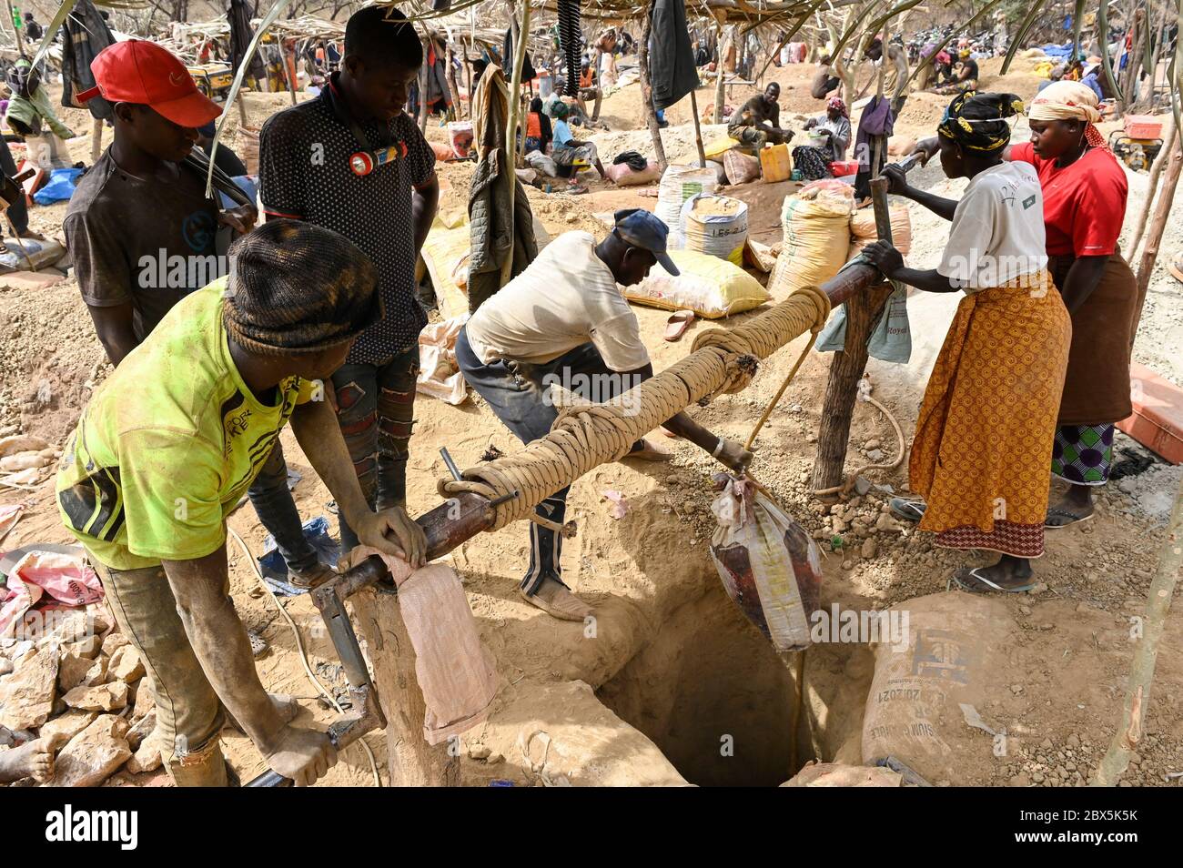 MALI, Kayes, Sadiola, artisanal gold mining at Camp SIRIMANA, winch to lift up the soil / Klein ...