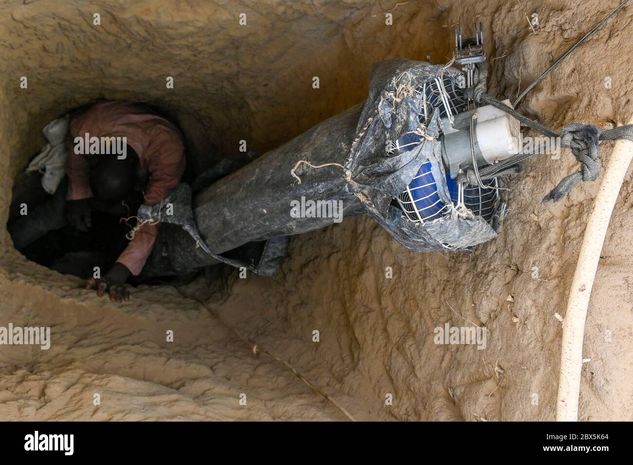 MALI, Kayes, Sadiola, artisanal gold mining at Camp SIRIMANA / Klein ...