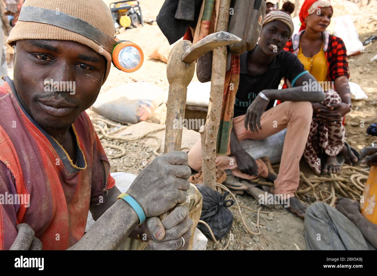 Artisanal mining mali hi-res stock photography and images - Alamy