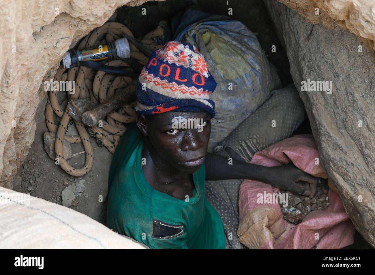 MALI, Kayes, Sadiola, artisanal gold mining at Camp SIRIMANA / Klein-Goldbergbau Stock Photo - Alamy