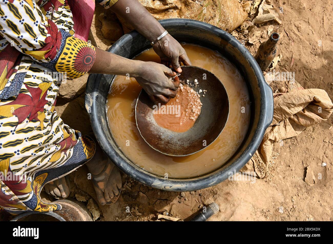 MALI, Kayes, Sadiola, artisanal gold mining at Camp SIRIMANA / Klein ...