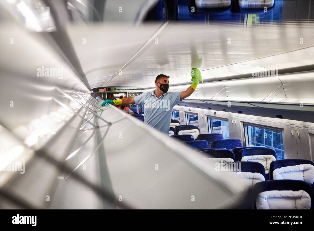 Luggage racks hi-res stock photography and images - Alamy
