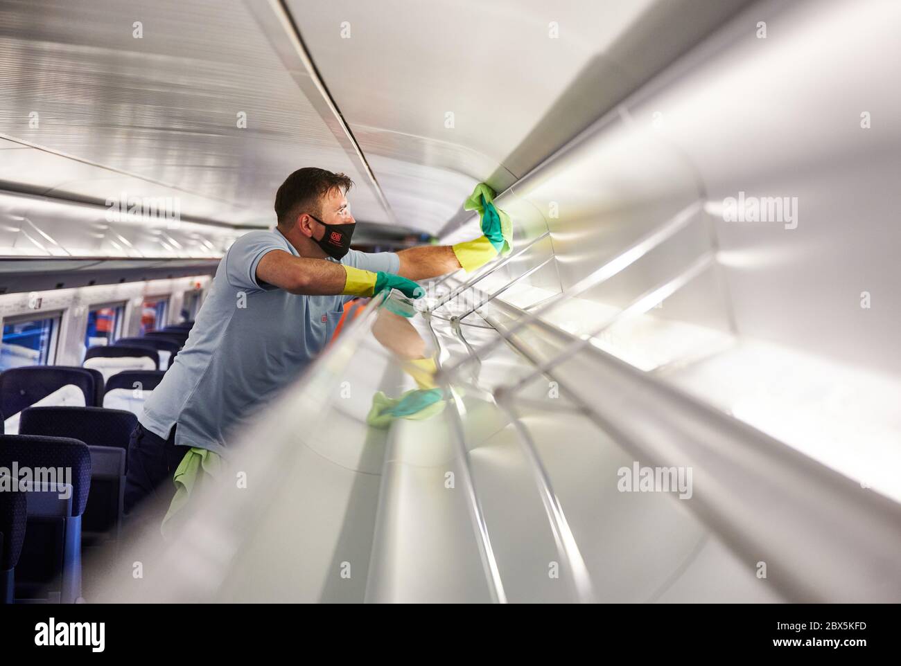 Luggage racks hi-res stock photography and images - Alamy