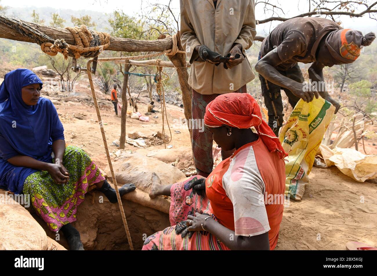 MALI, Kayes, Sadiola, artisanal gold mining at Camp SIRIMANA / Klein ...