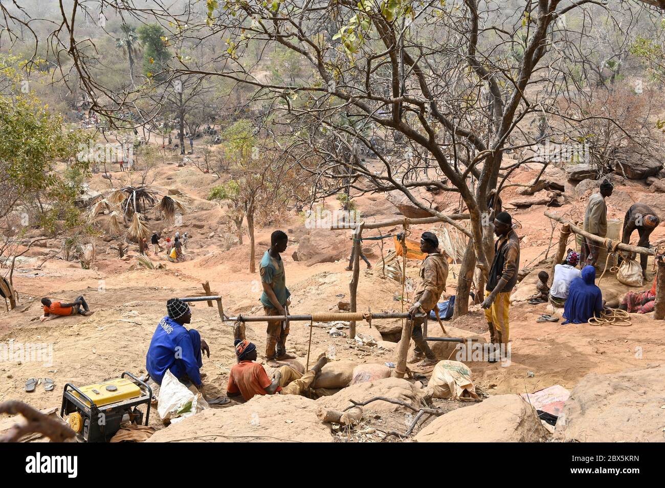 MALI, Kayes, Sadiola, artisanal gold mining at Camp SIRIMANA, winch to lift up the soil / Klein ...