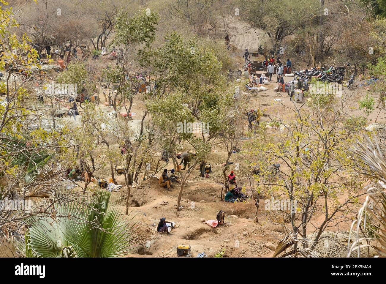 MALI, Kayes, Sadiola, artisanal gold mining at Camp SIRIMANA / Klein ...