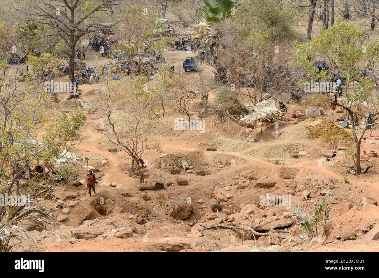 MALI, Kayes, Sadiola, artisanal gold mining at Camp SIRIMANA / Klein ...