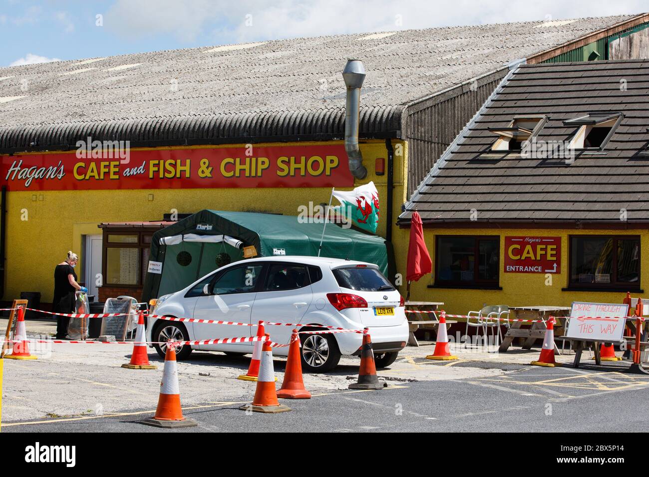 Fish and chip shop takeaway customer hi-res stock photography and ...