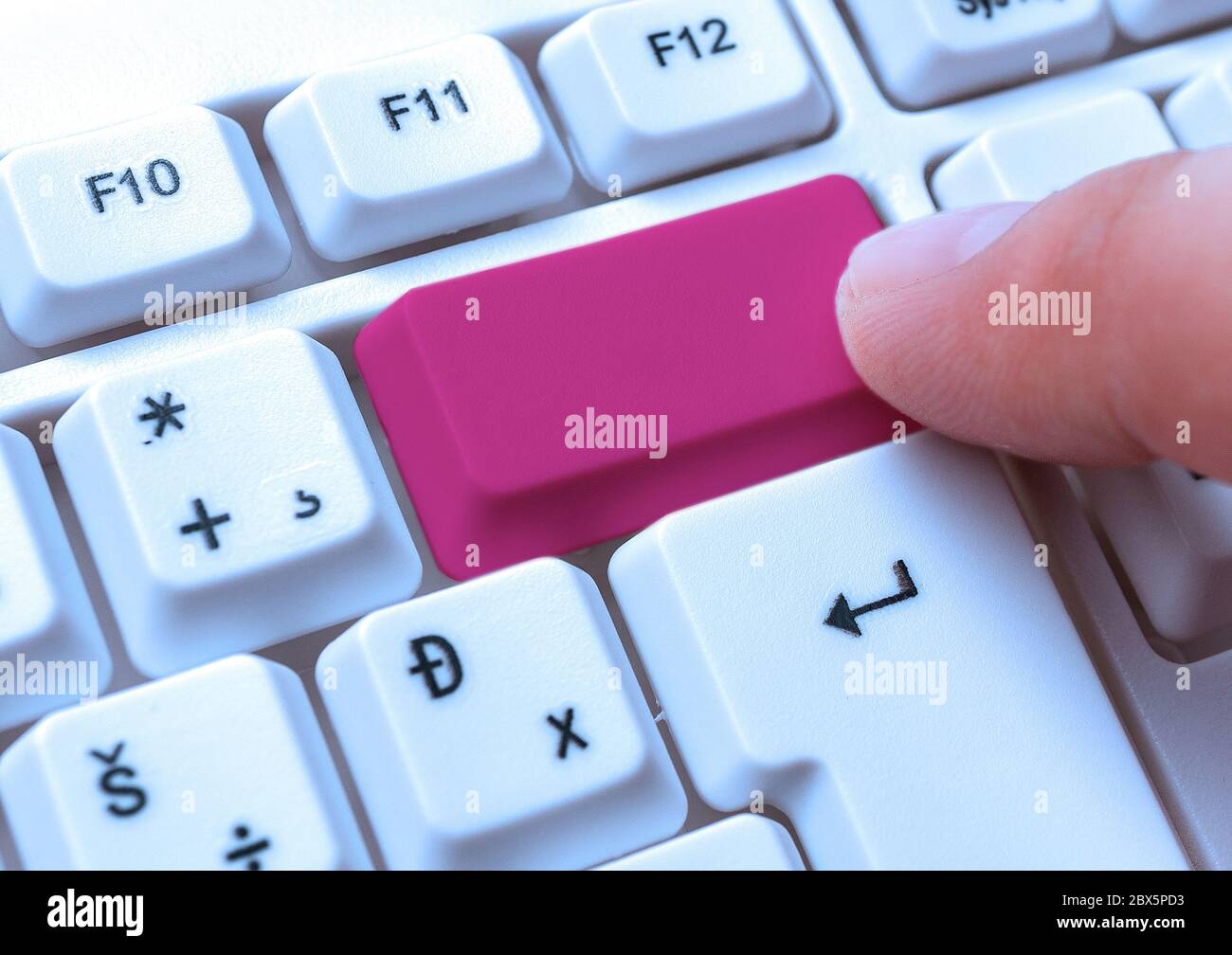 White Pc Keyboard With Empty Note Paper Above White Key Copy Space ...