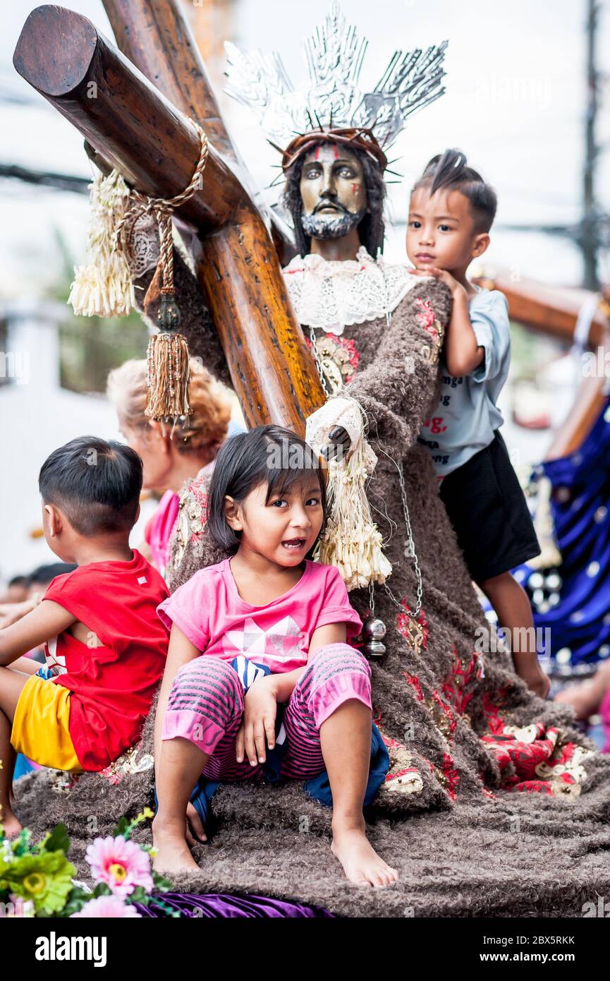 Thousands of Filipino Catholic devotees make their way through Manila ...