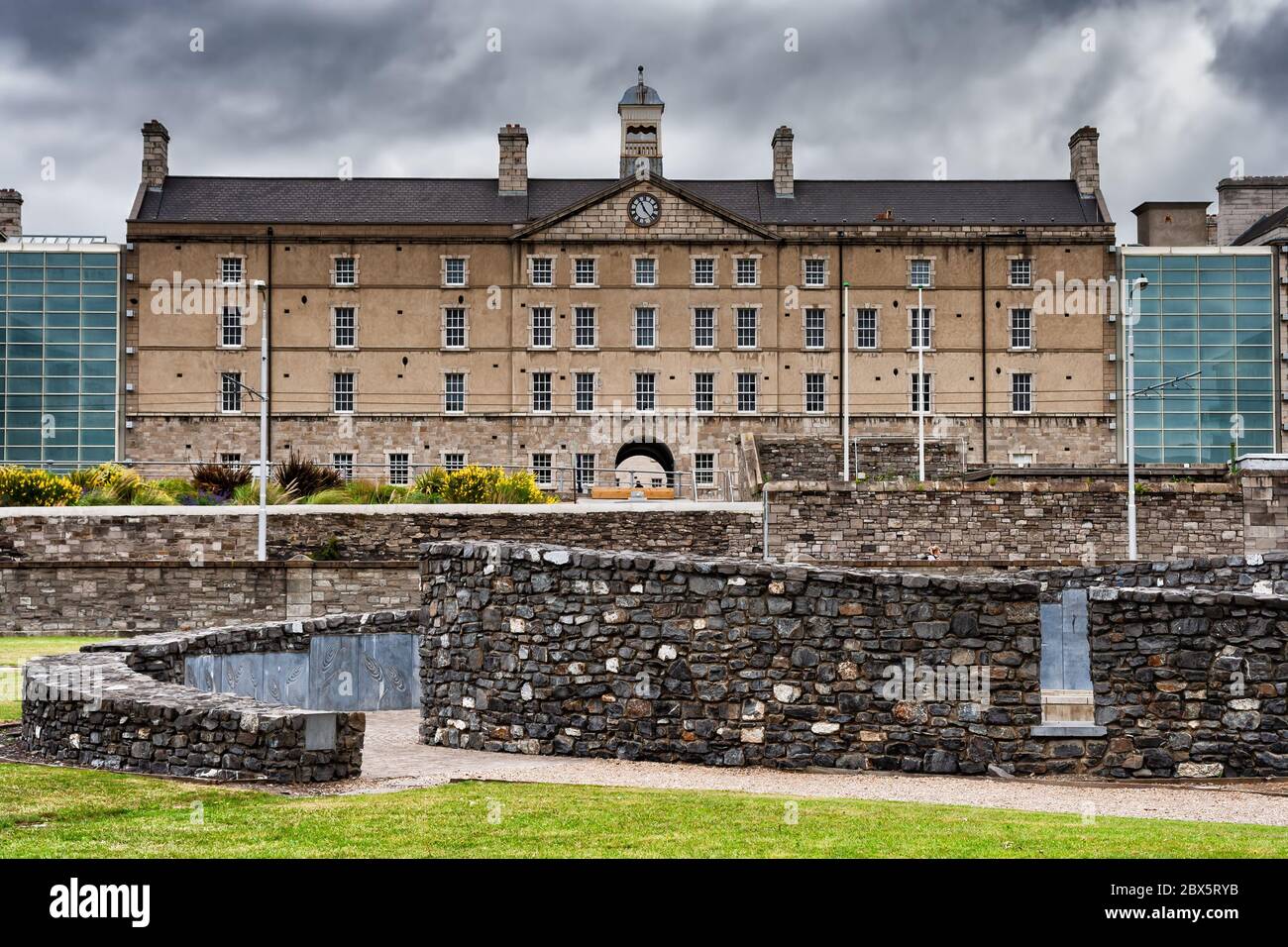 Military barracks building hi-res stock photography and images - Alamy