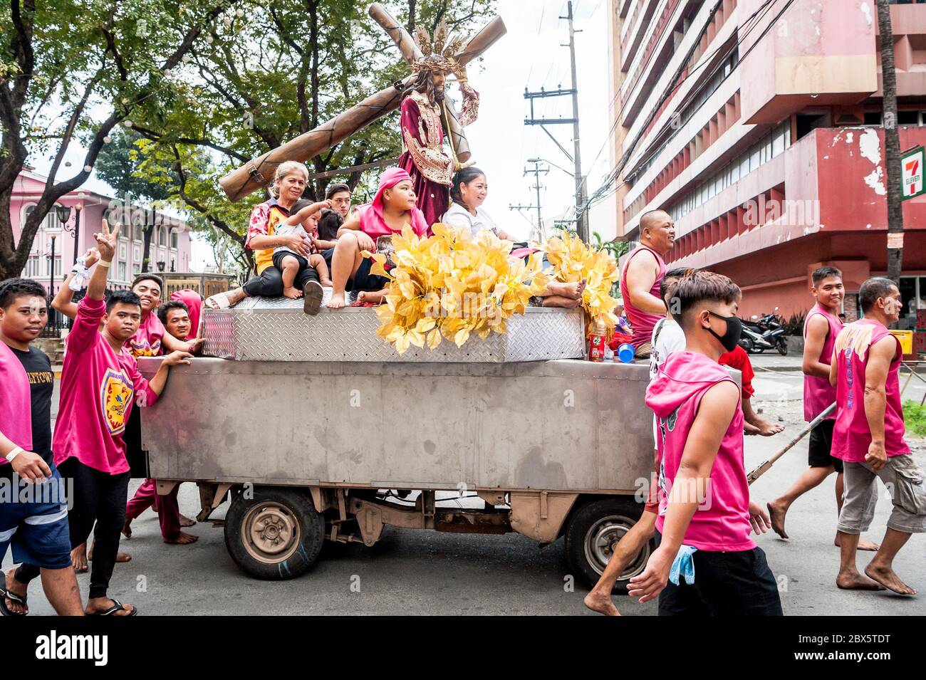 Thousands of Filipino Catholic devotees make their way through Manila ...
