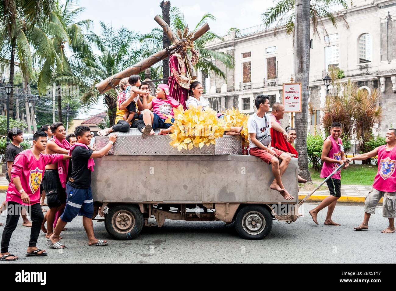 Thousands of Filipino Catholic devotees make their way through Manila ...