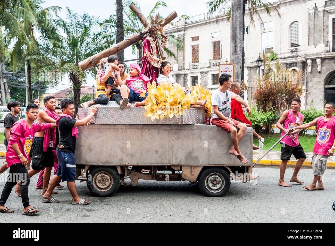 Thousands of Filipino Catholic devotees make their way through Manila ...
