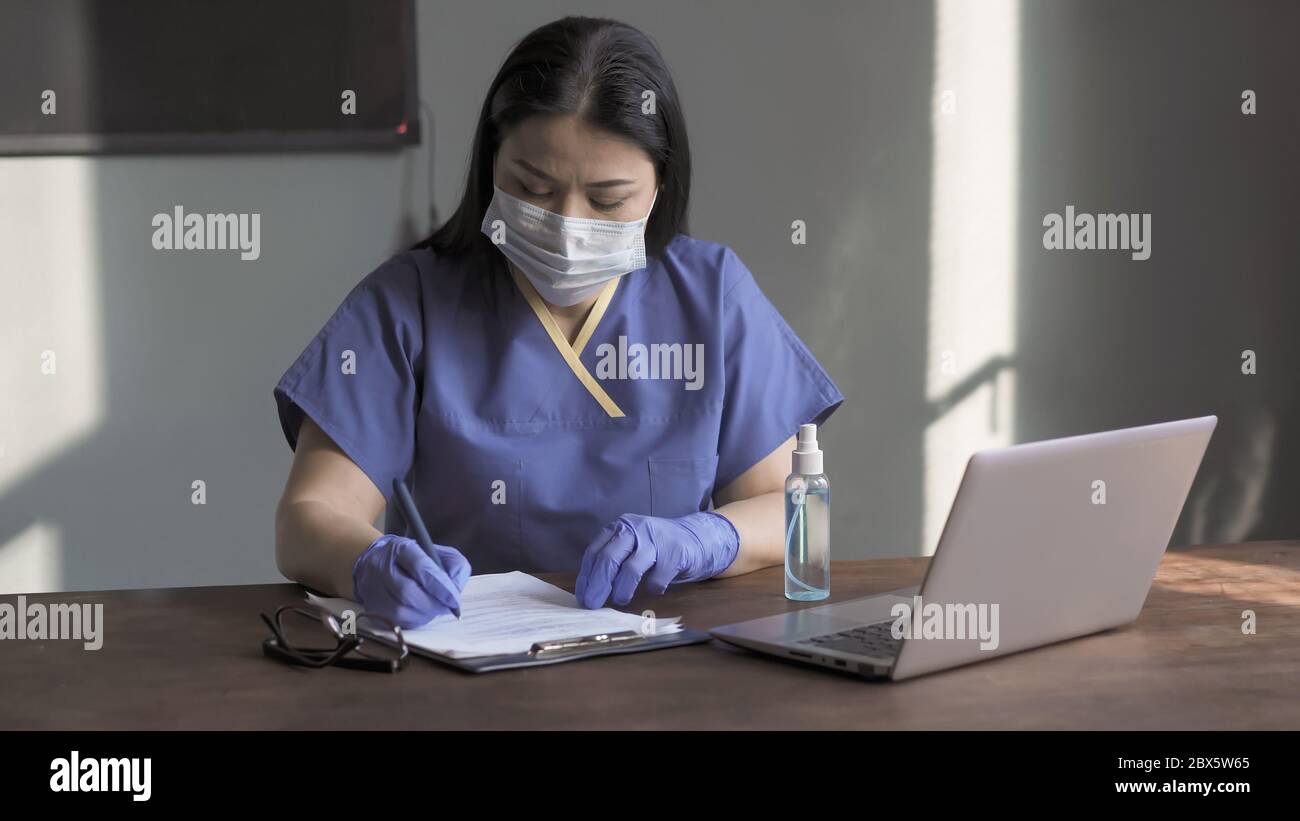 Female medical worker hi-res stock photography and images - Alamy