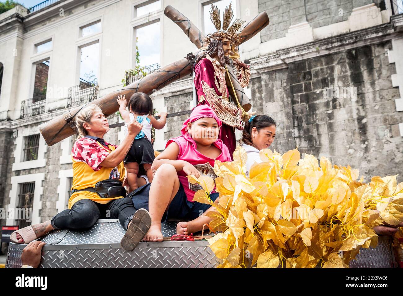 Thousands of Filipino Catholic devotees make their way through Manila ...