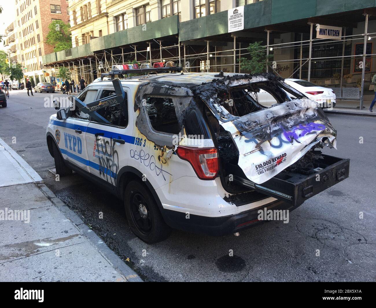 Riot damaged police car hi-res stock photography and images - Alamy