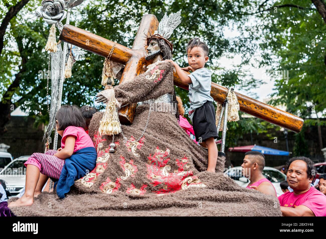 Thousands of Filipino Catholic devotees make their way through Manila ...