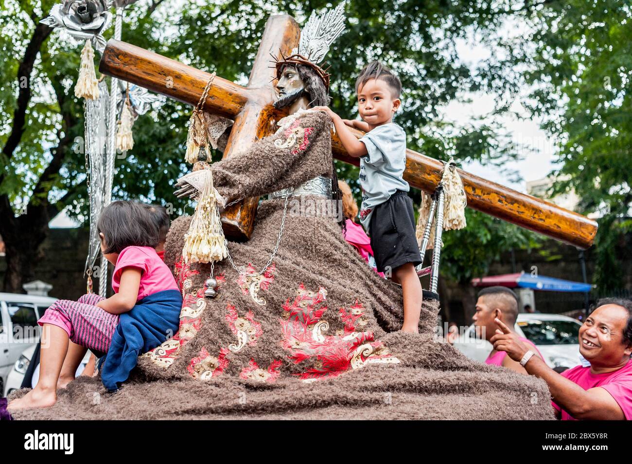 Thousands of Filipino Catholic devotees make their way through Manila ...