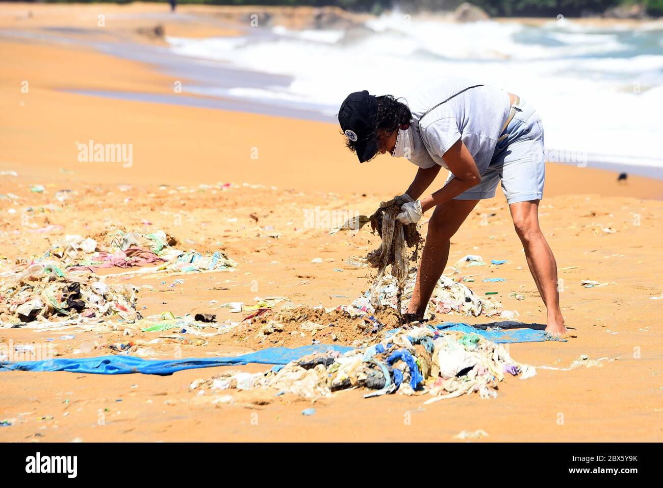 Colombo, Sri Lanka. 5th June, 2020. A volunteer picks up garbage at the ...