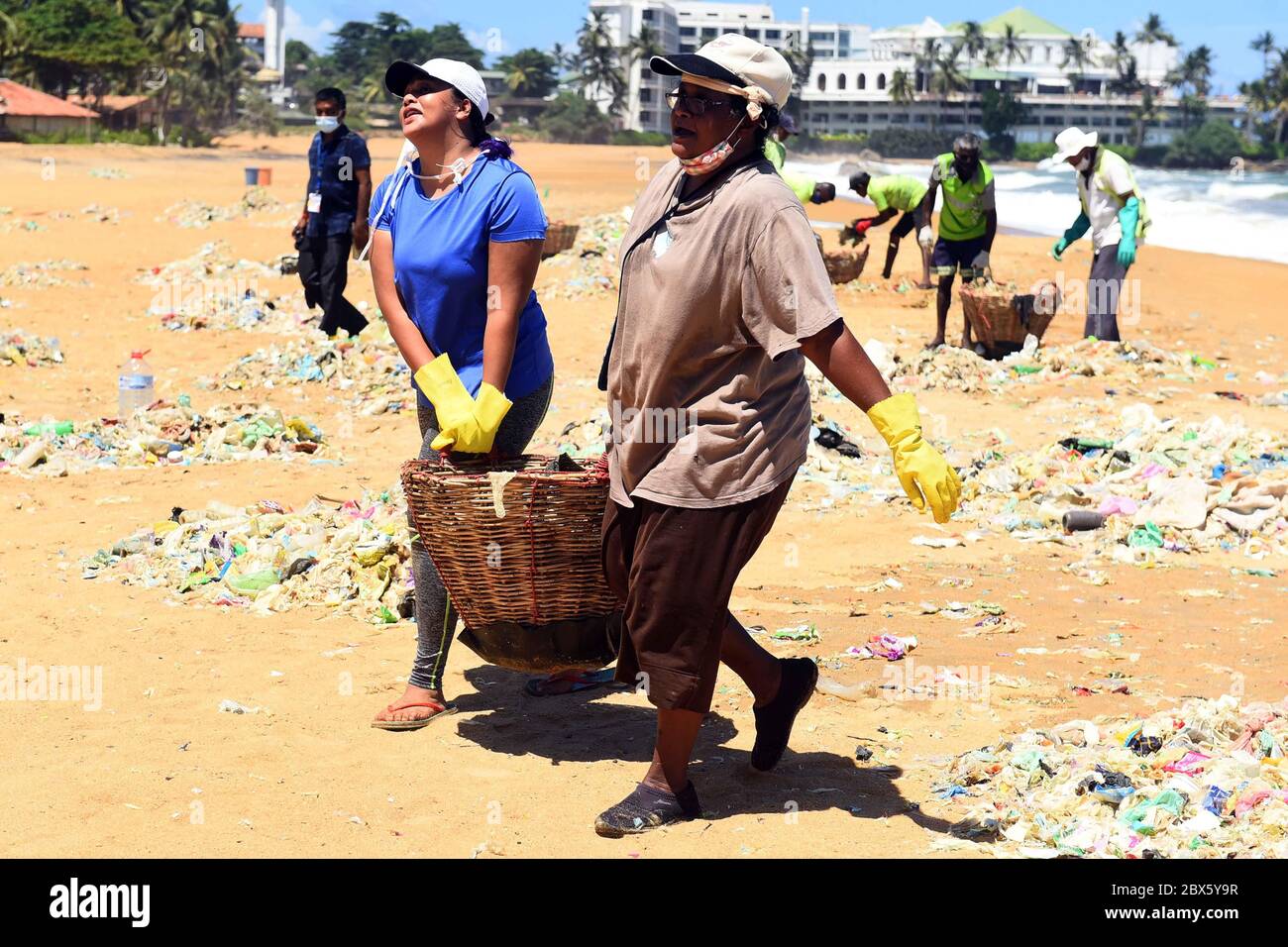 Colombo, Sri Lanka. 5th June, 2020. Volunteers pick up garbage at the ...