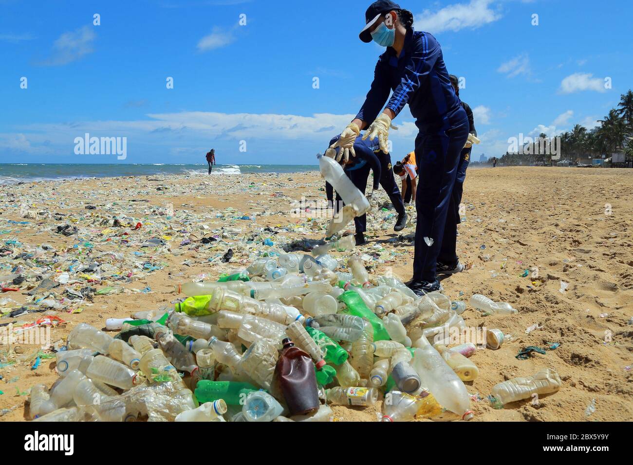 Colombo, Sri Lanka. 5th June, 2020. Volunteers pick up garbage at the ...