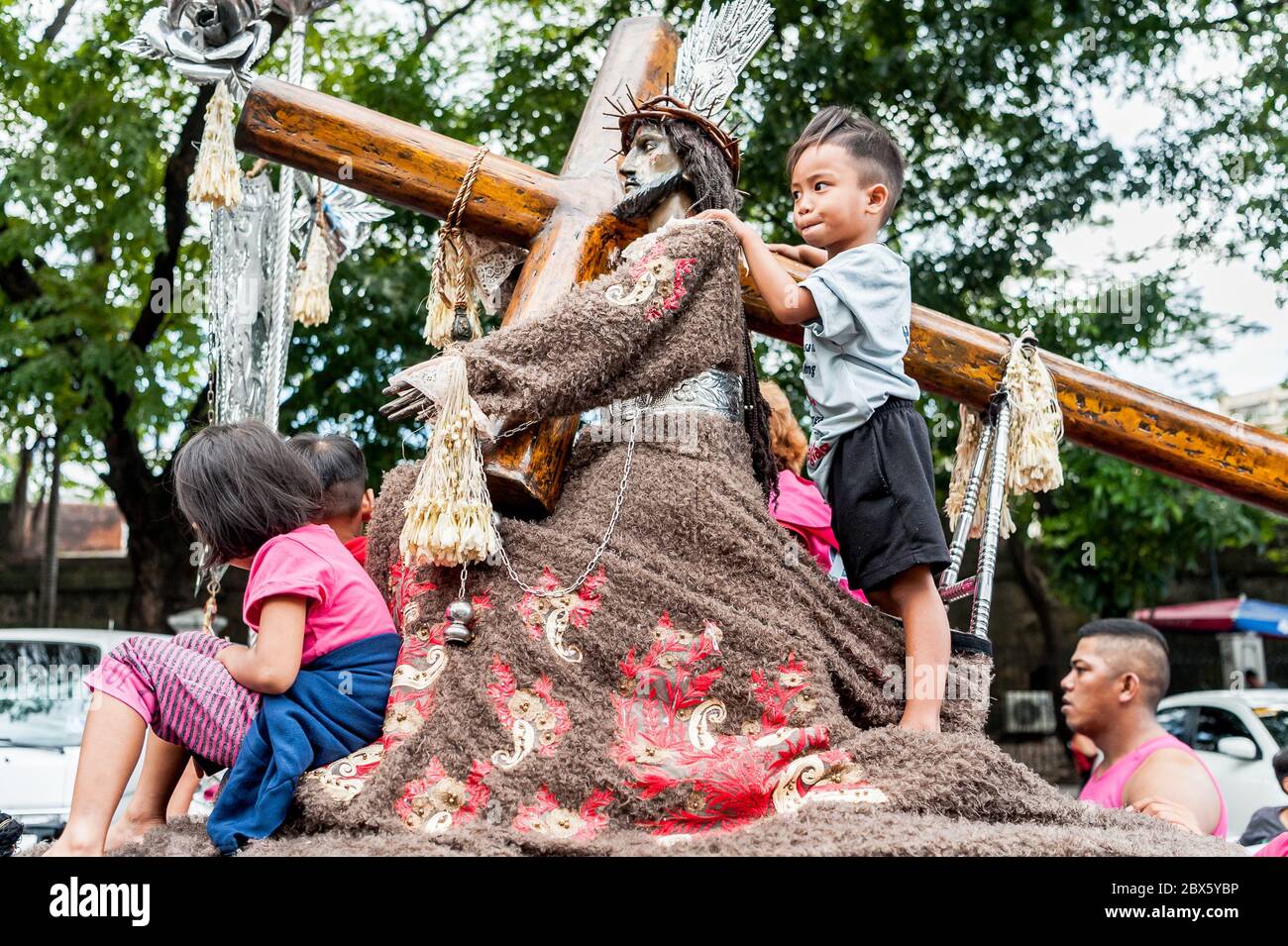 Thousands of Filipino Catholic devotees make their way through Manila ...