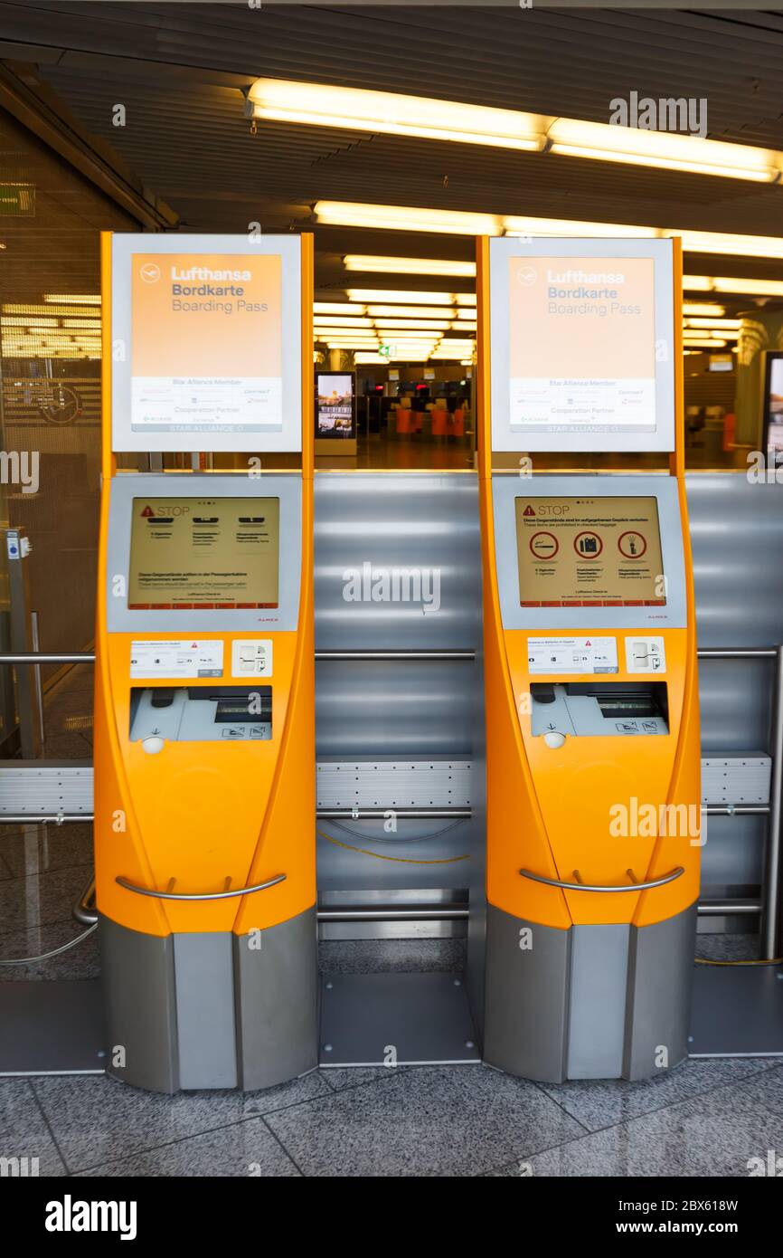 Frankfurt airport terminal check in hi-res stock photography and images ...