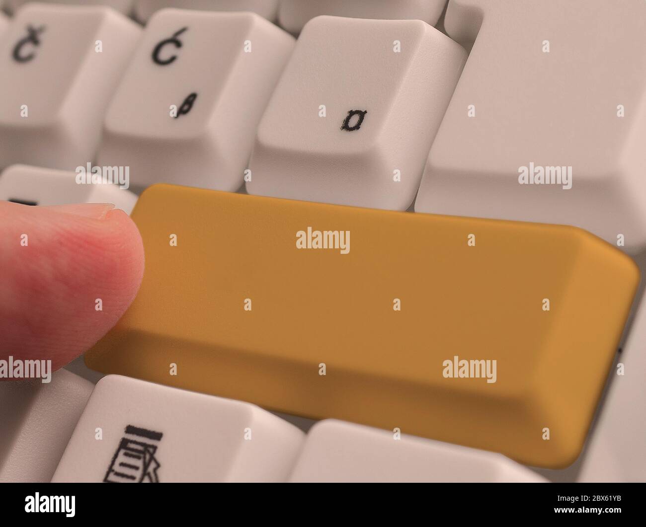 White Pc Keyboard With Empty Note Paper Above White Key Copy Space ...