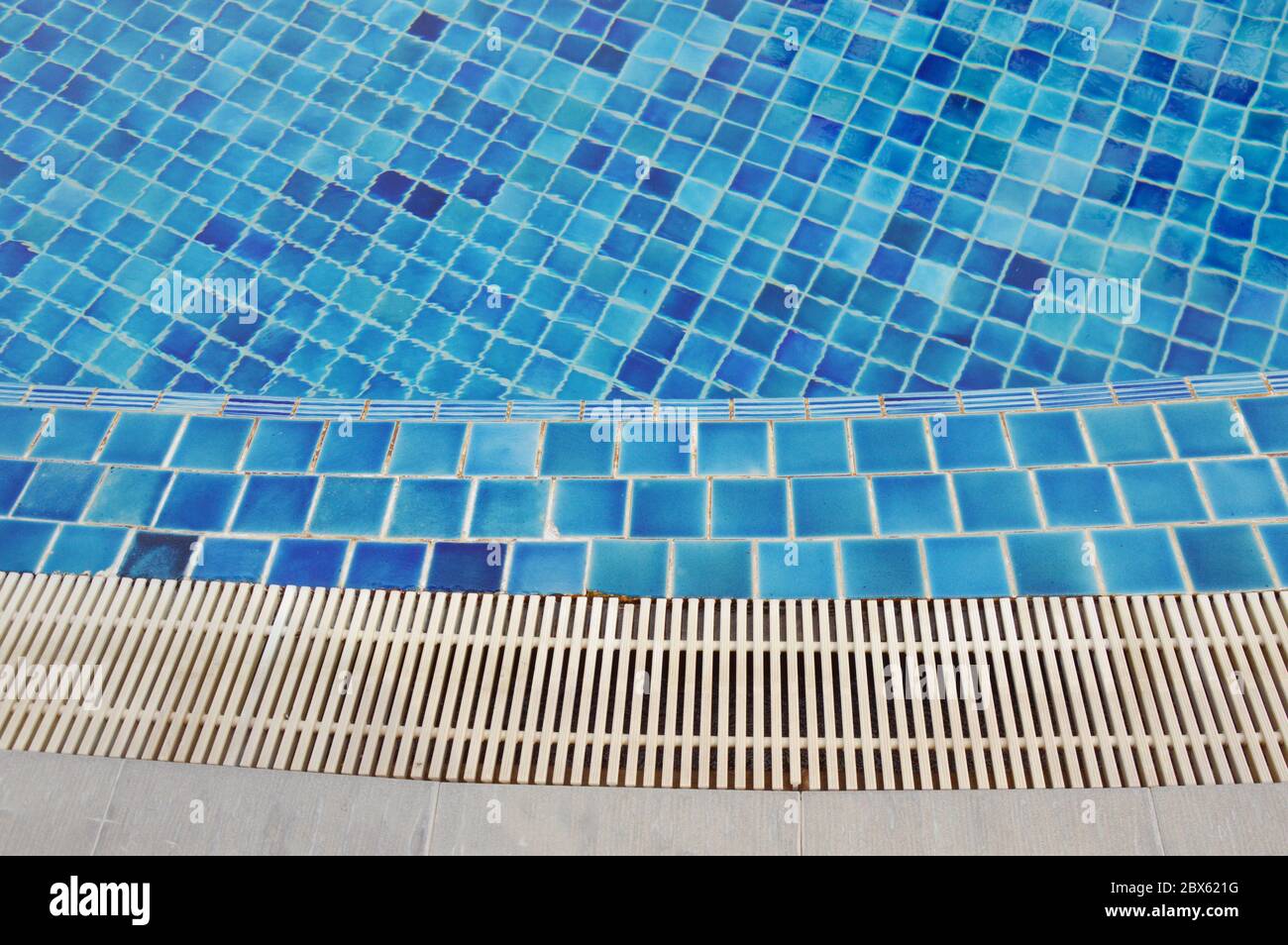 edge of blue tile swimming pool Stock Photo - Alamy