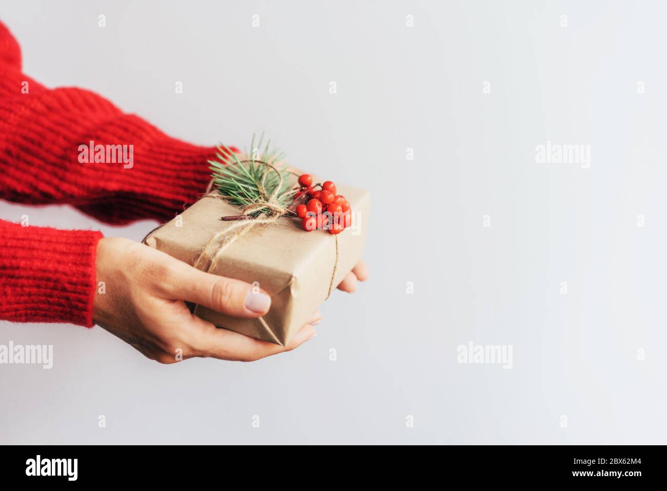 Hand gift hi-res stock photography and images - Alamy
