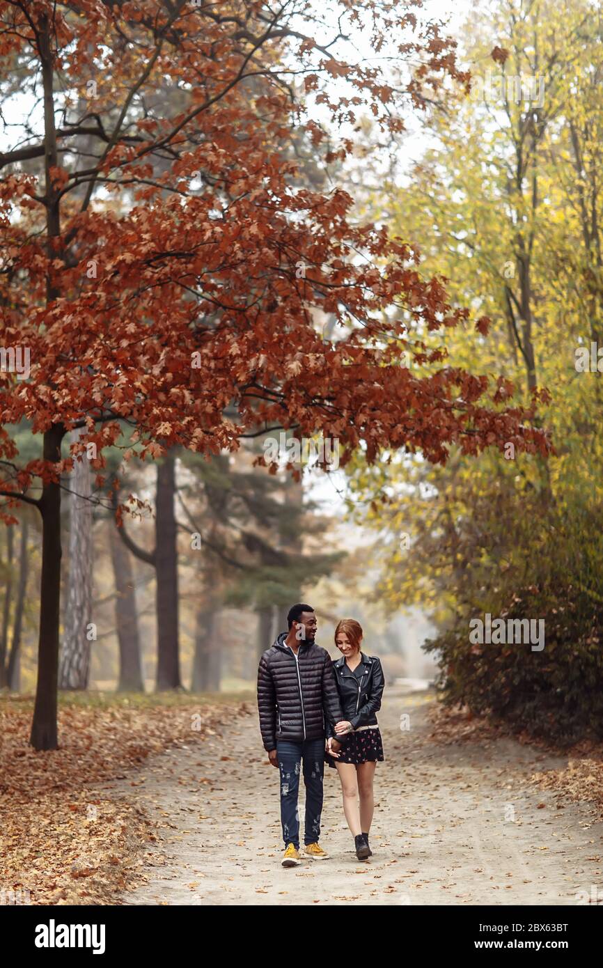 Black couple walking hi-res stock photography and images - Alamy