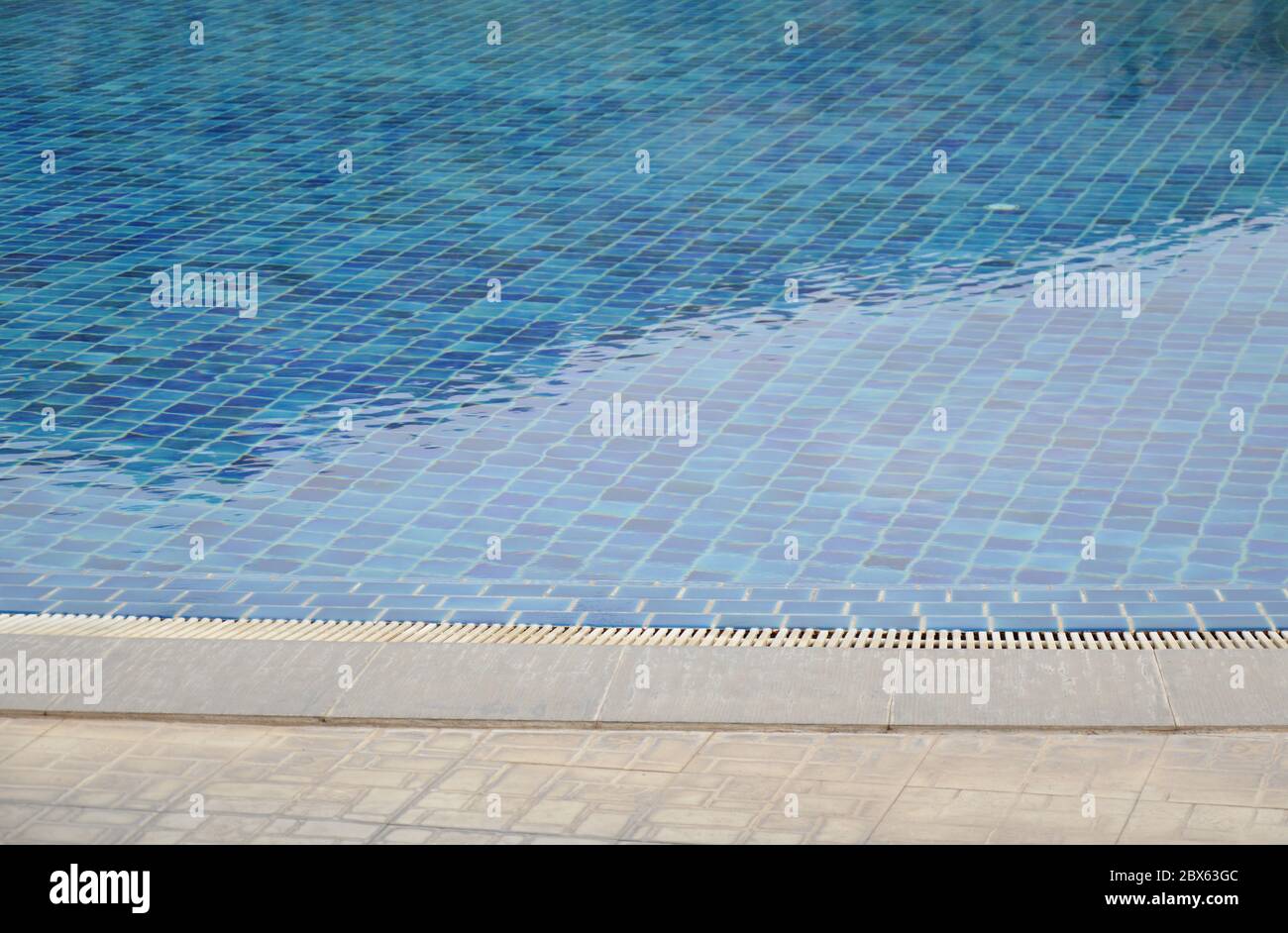 edge of blue tile swimming pool Stock Photo - Alamy