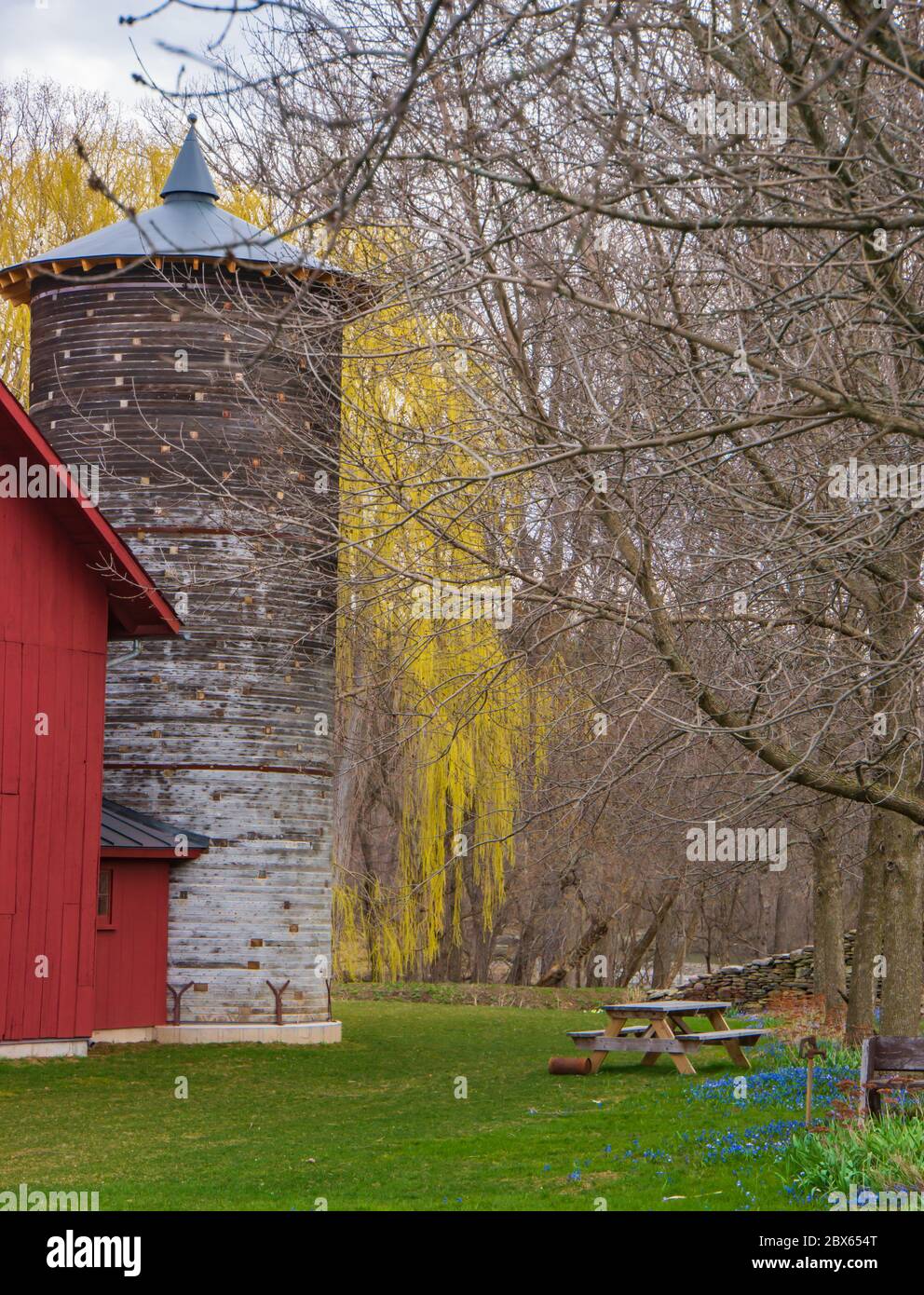Red barn farm silo hi-res stock photography and images - Alamy