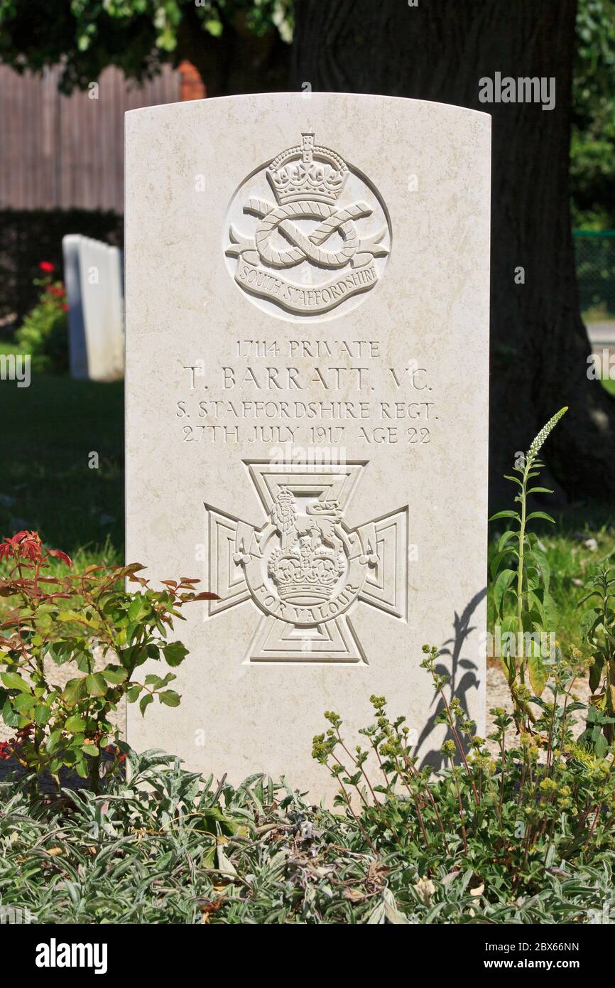 Grave of the English (British Army) Victoria Cross recipient private Thomas Barratt (1895-1917 ...